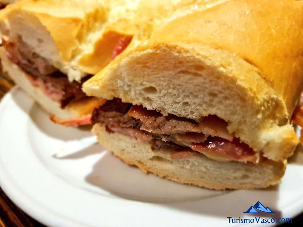 Bocadillo de ternera, bacon y queso | TurismoVasco.com