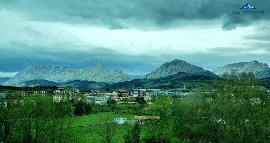 Vistas de los montes de durango, abadiño desde la autopista ...