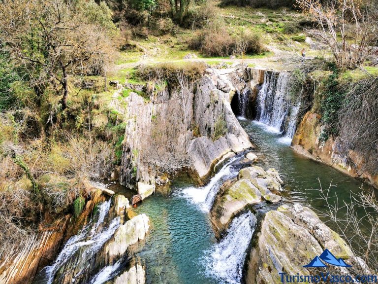 Cascadas de Corraladas, un paraíso natural bajo la autopista AP68.