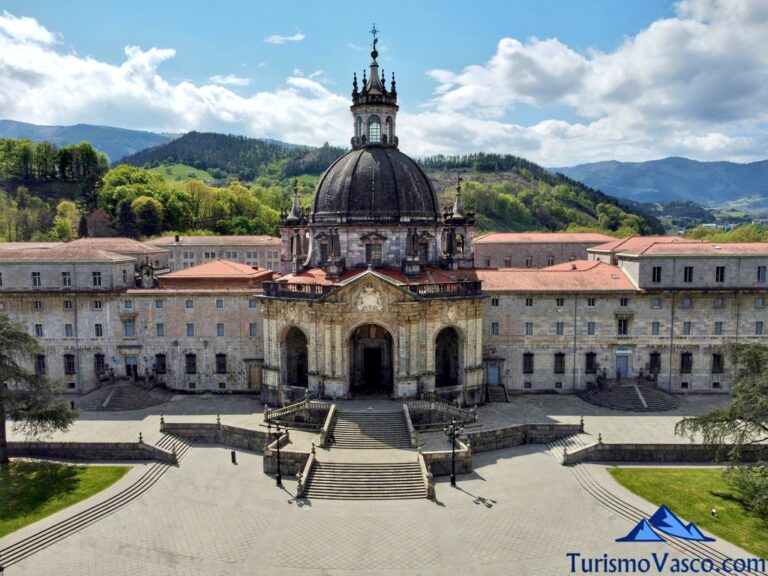 fachada principal santuario de loiola, qué ver en Azpeitia ...