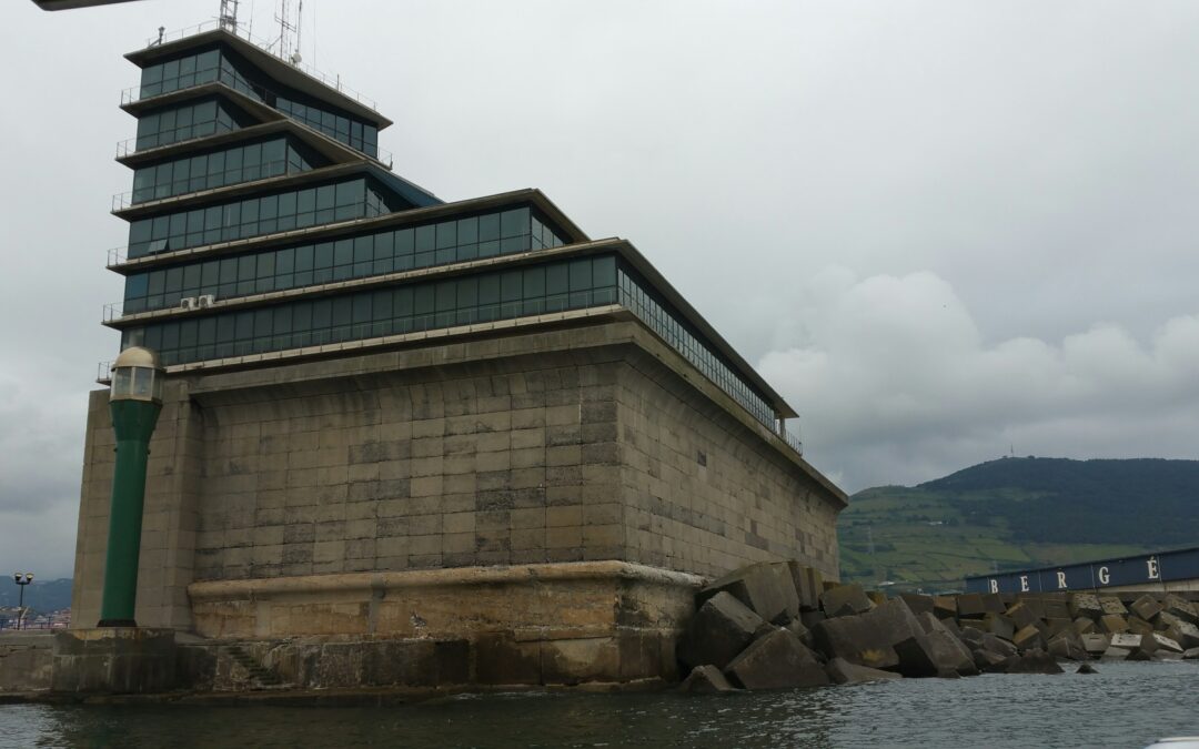Torre de control de tráfico marítimo puerto Bilbao | TurismoVasco.com